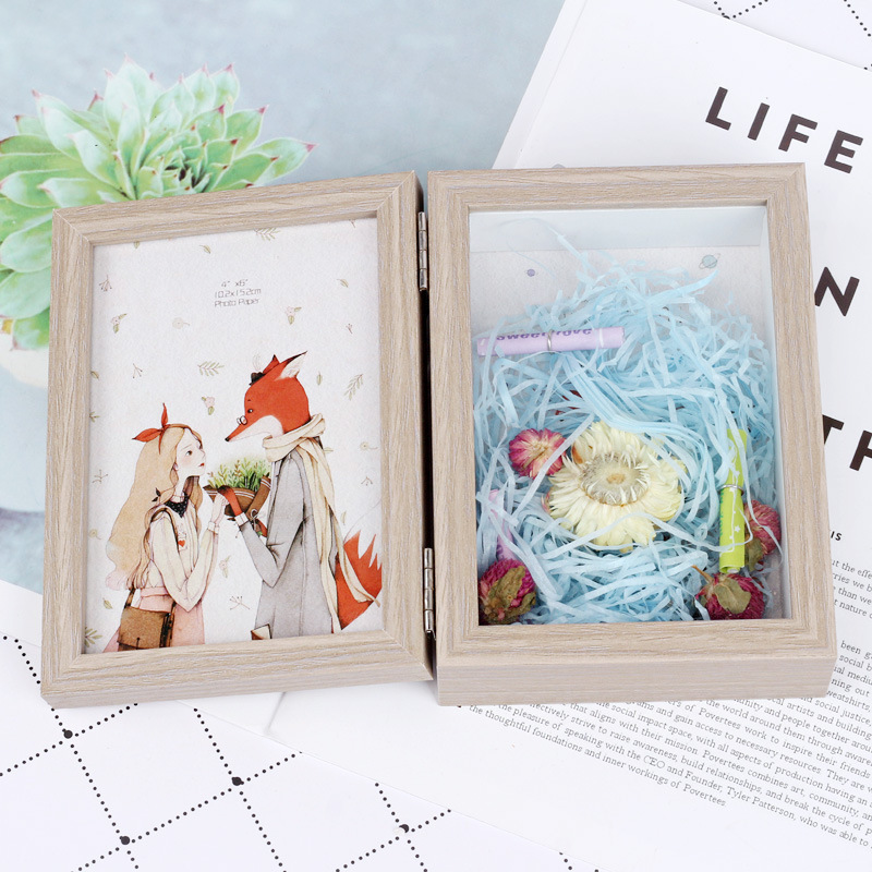 Bi-fold photo frame