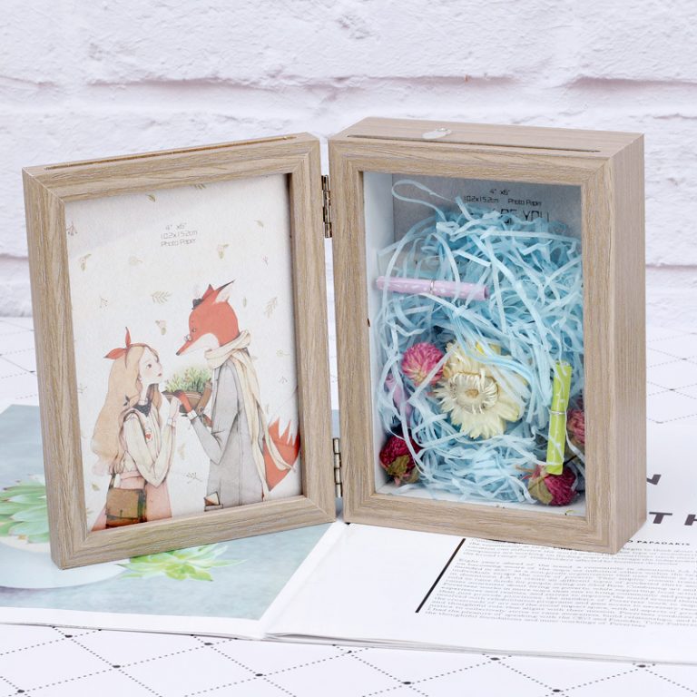 Bi-fold photo frame
